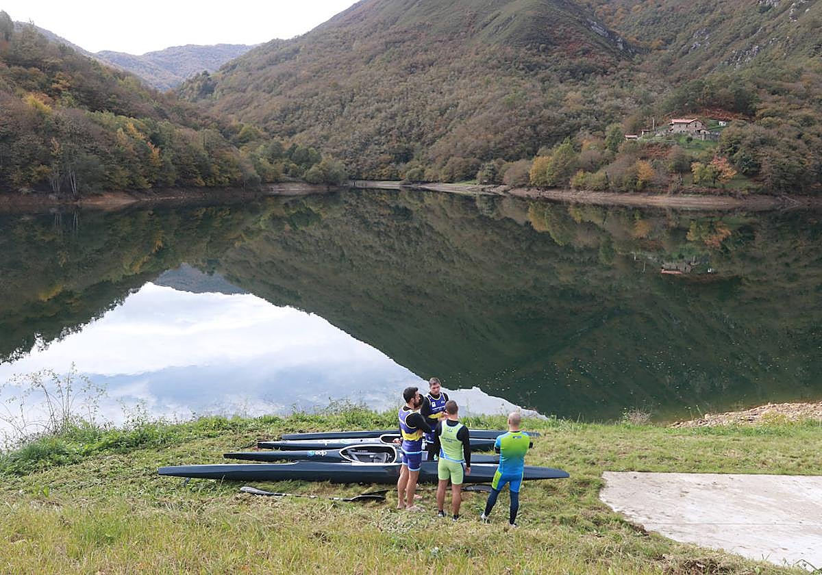 Los primeros piragüistas estrenan las aguas del embalse de Tanes | El Comercio: Diario de Asturias